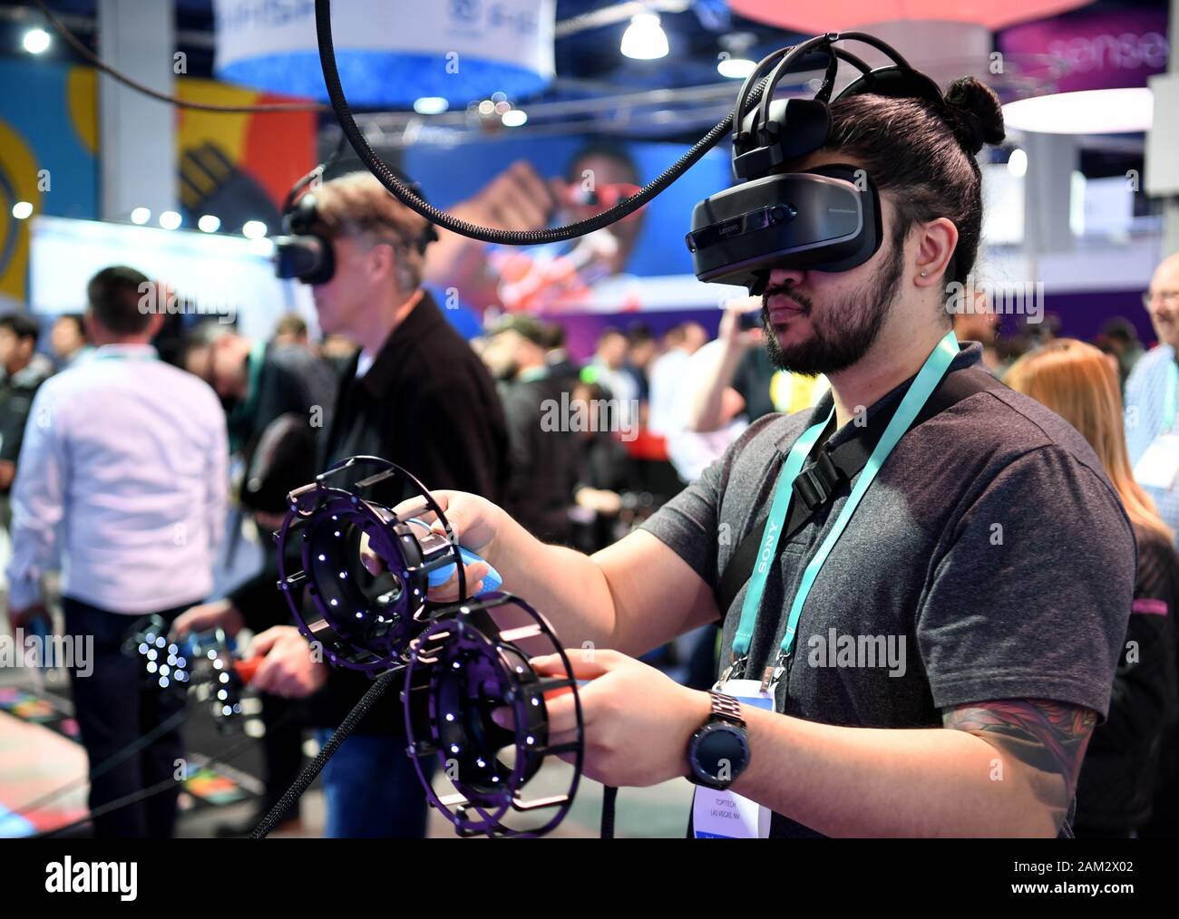Las Vegas, USA. 9th Jan, 2020. Visitors try VR (virtual reality) games ...