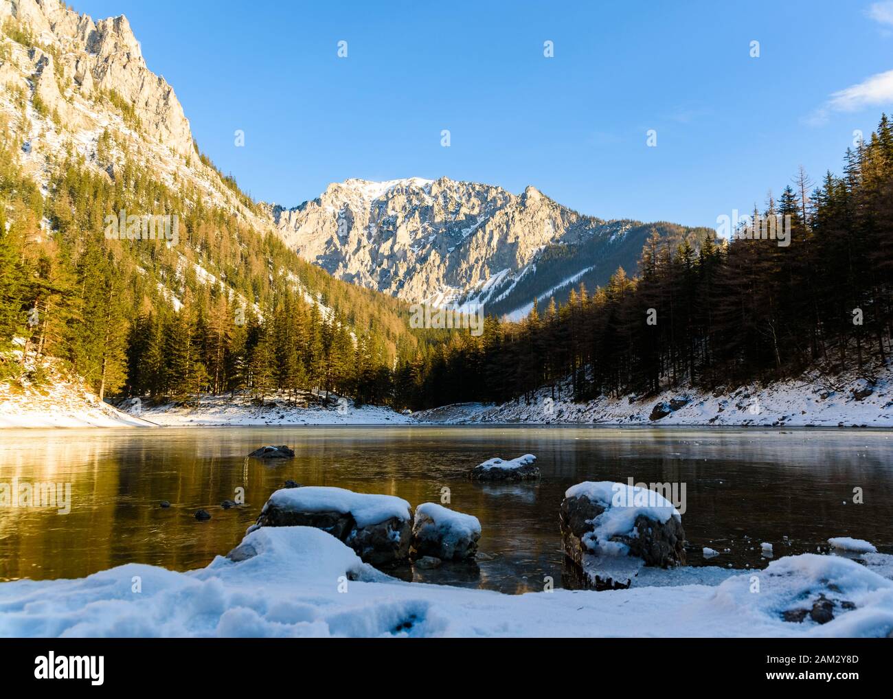 Peaceful mountain view with famous green lake in Austria Styria ...