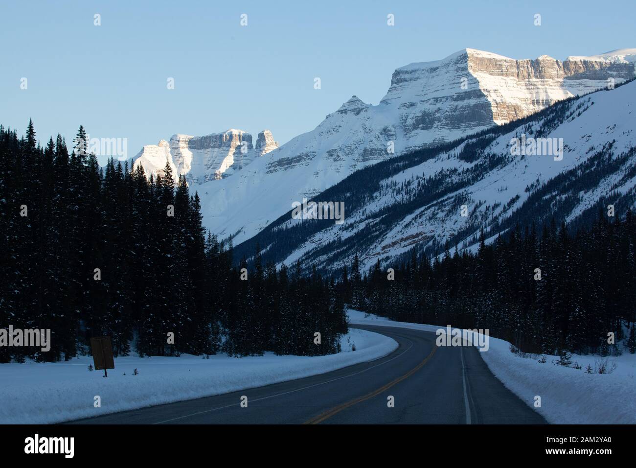 Overshadowed mountain ranges hi-res stock photography and images - Alamy