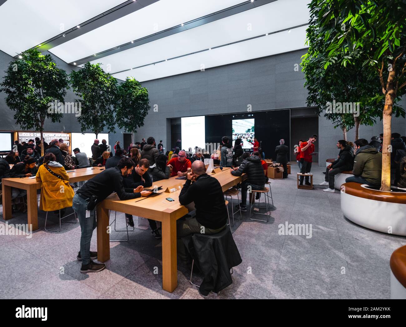 The new Apple store in Piazza liberty, Milano Stock Photo - Alamy