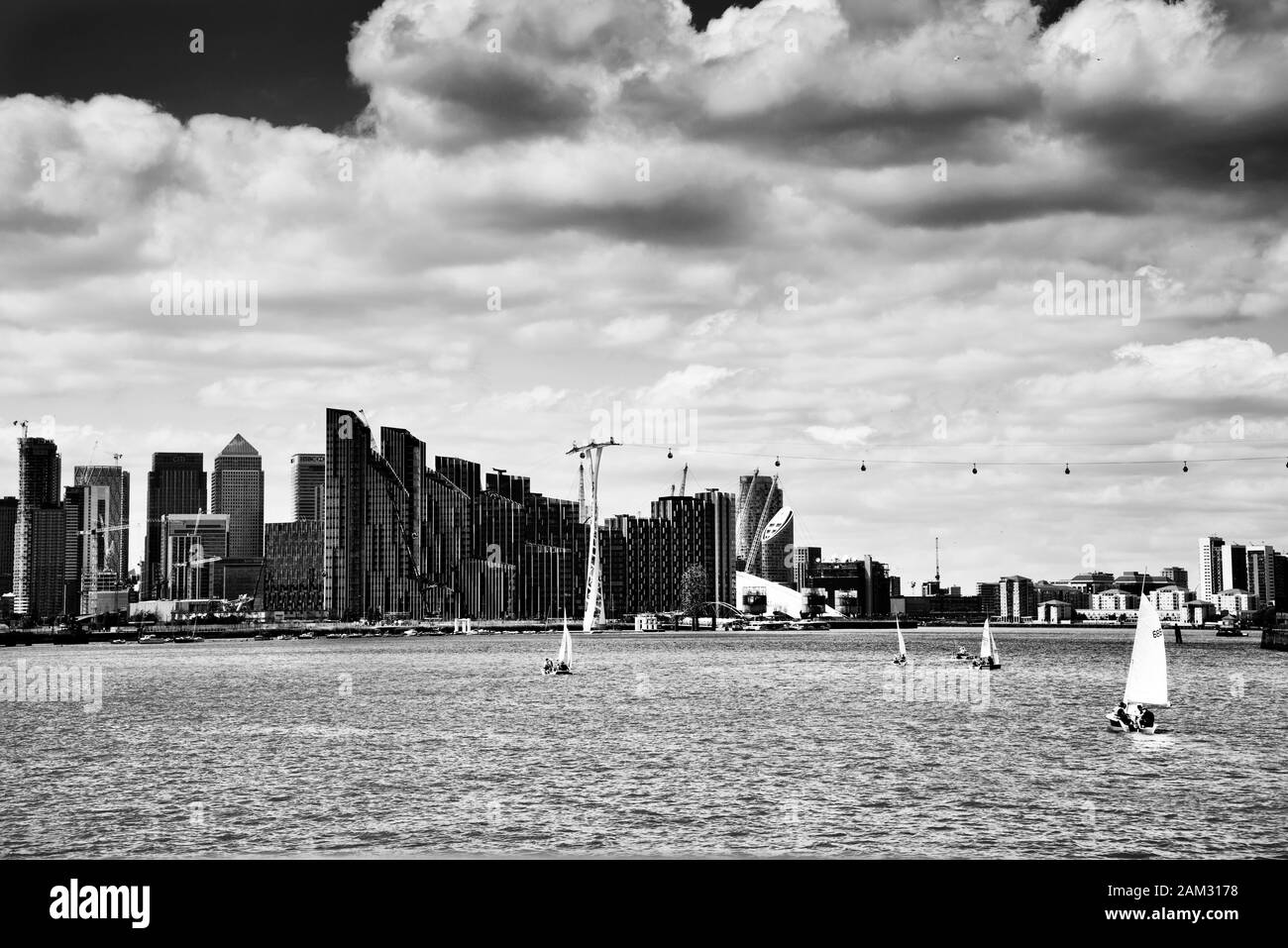 Black & White image of River Thames showing Emirates Cable Car ...
