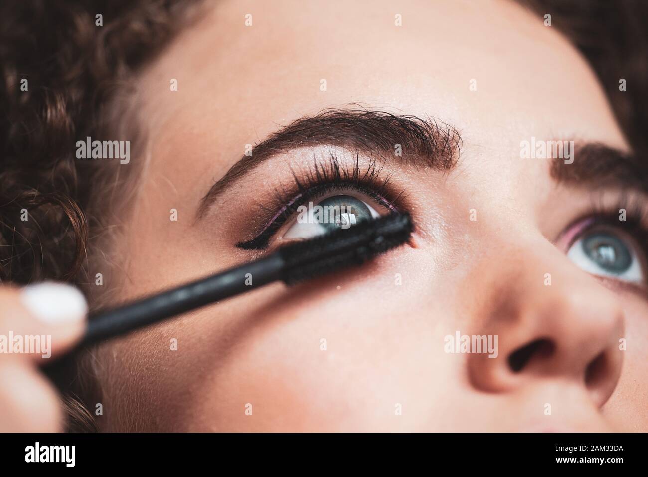 How to do a smokey eye hi-res stock photography and images - Alamy
