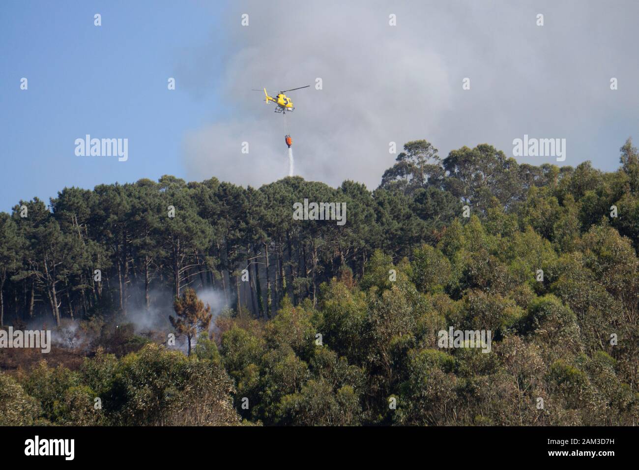 Yellow firefighters helicopter fighting hi-res stock photography and ...