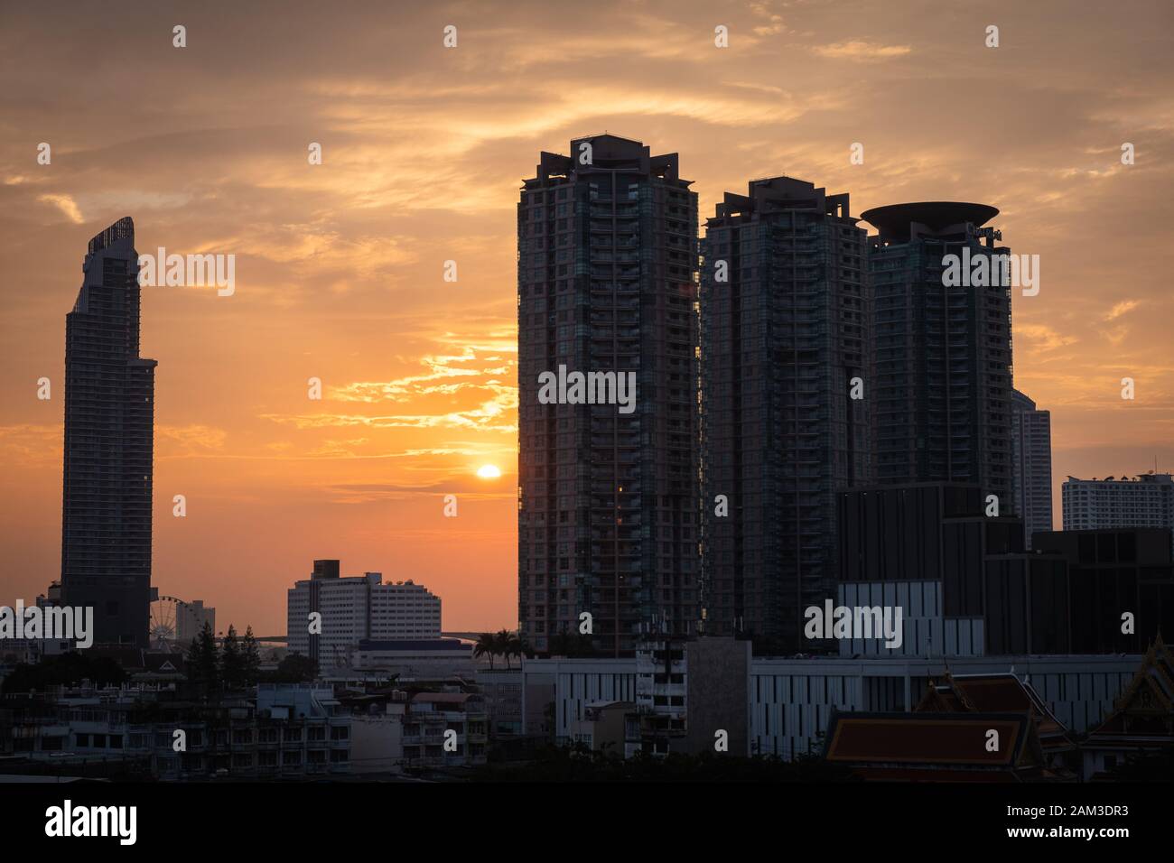 BANGKOK, THAILAND - DECEMBER : Sunset from city rooftop Stock Photo - Alamy