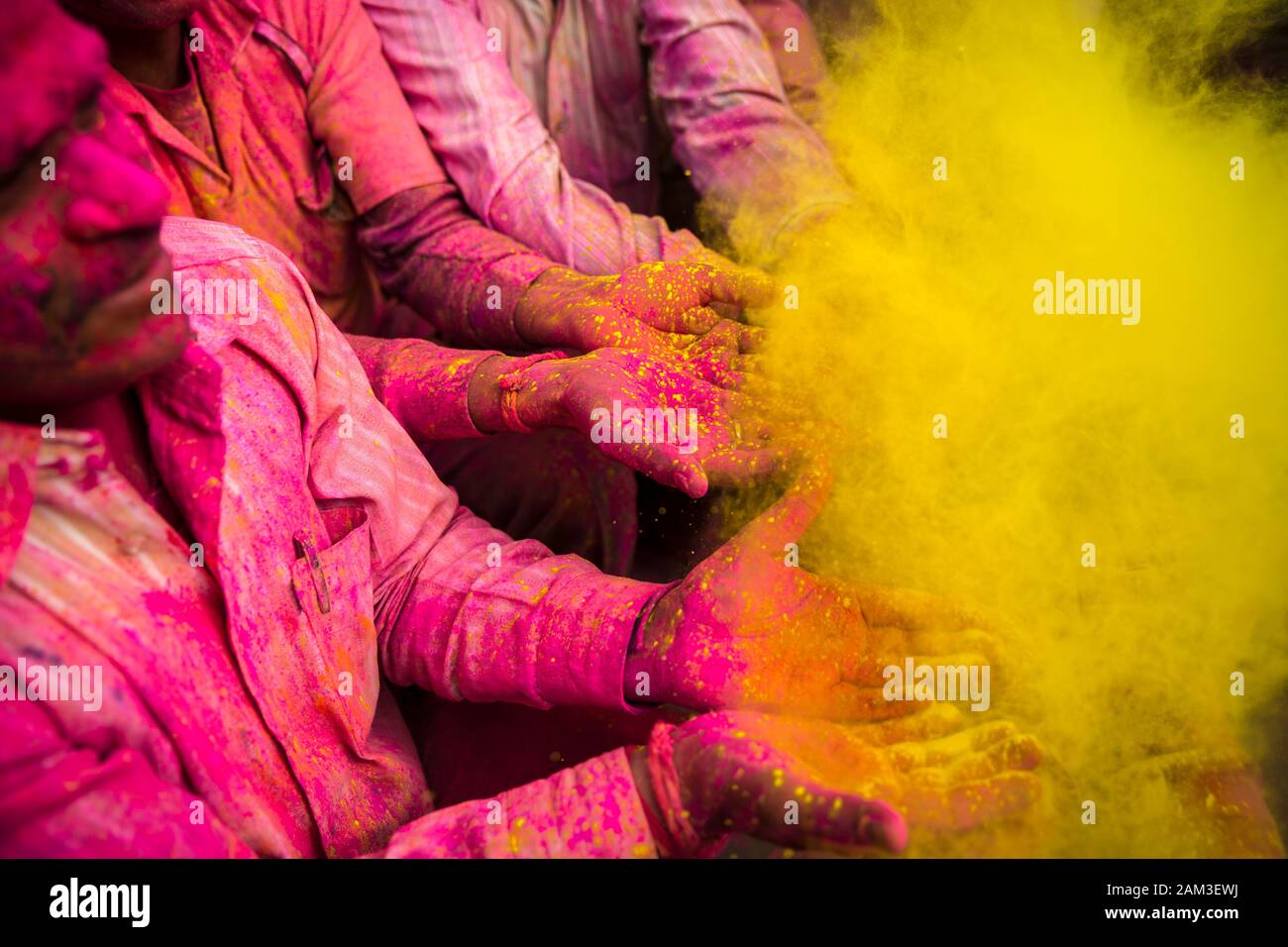 Holi hands india hi-res stock photography and images - Alamy