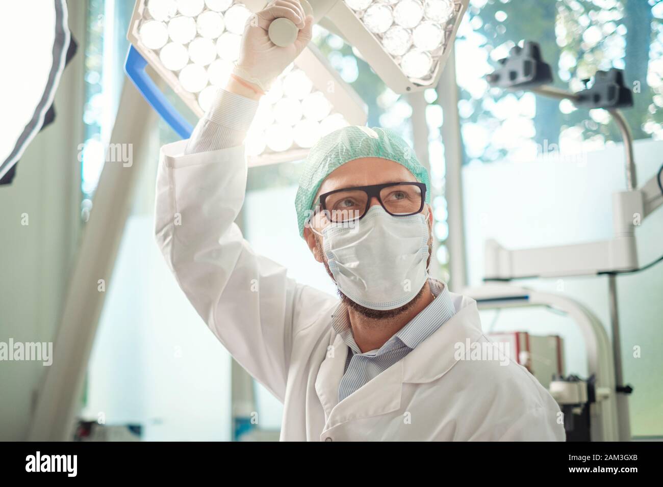 Male surgeon working in operation hi-res stock photography and images ...