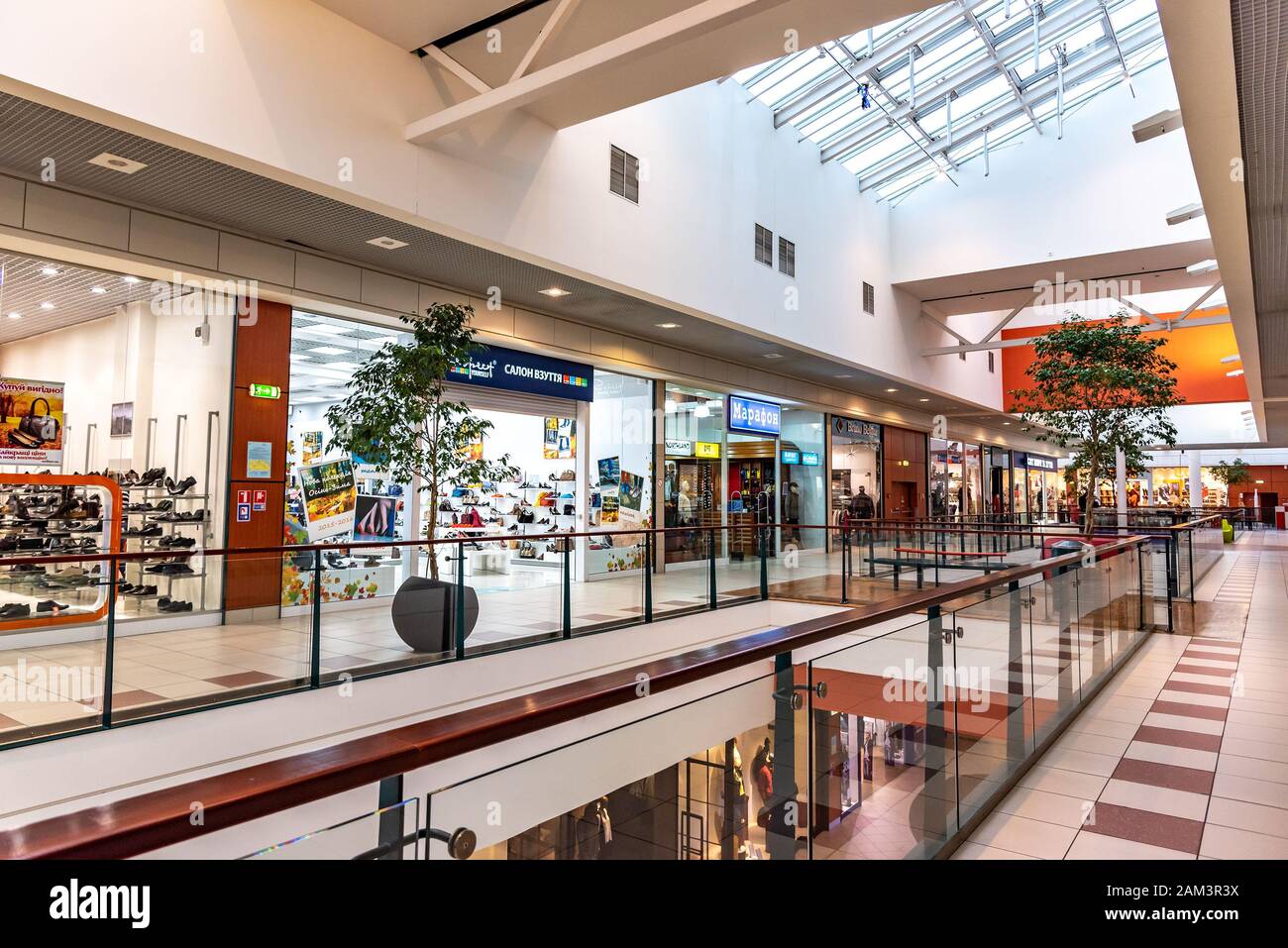 Busy modern shopping mall interior hi-res stock photography and images ...