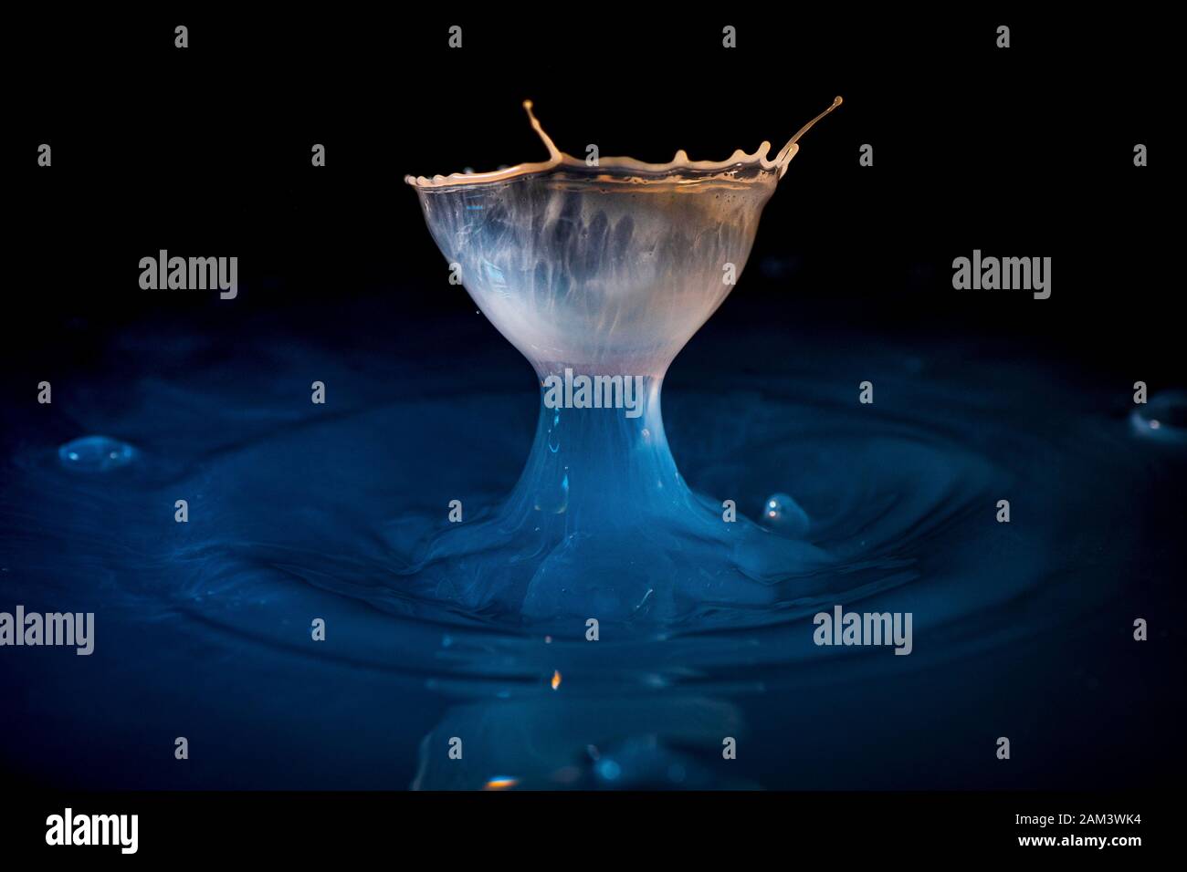 Colliding drops hi-res stock photography and images - Alamy