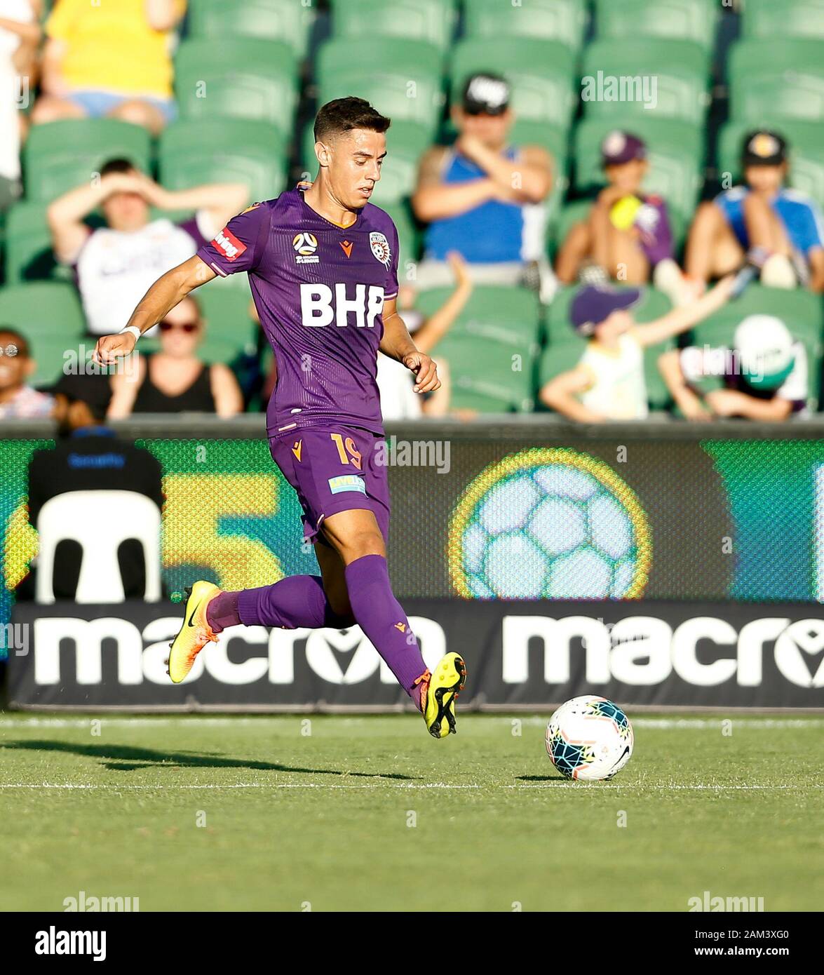 Goalkeeper passes back hi-res stock photography and images - Alamy