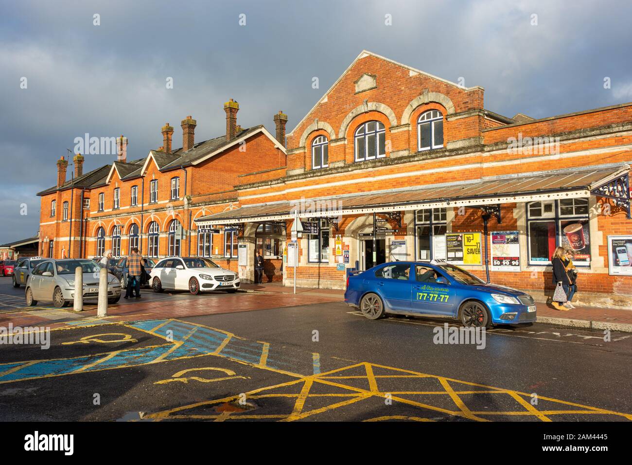 Salisbury railway station hi-res stock photography and images - Alamy