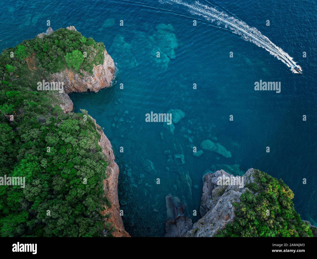 Jagged cliff hi-res stock photography and images - Alamy