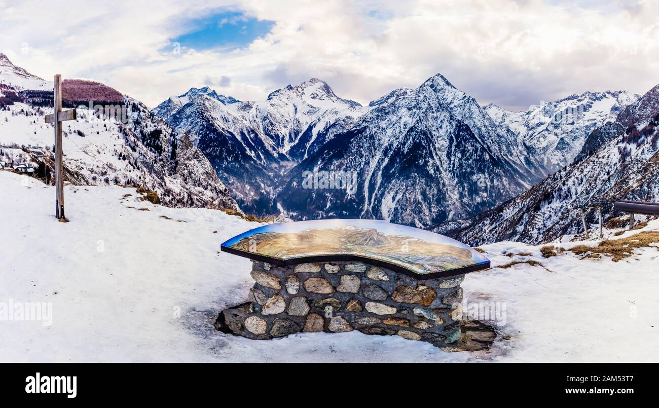 Map of cross village hi-res stock photography and images - Alamy