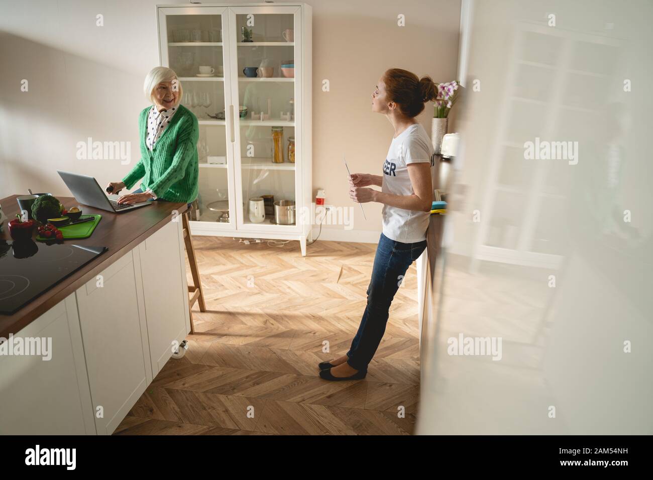 Attentive brunette woman listening to her friend Stock Photo - Alamy