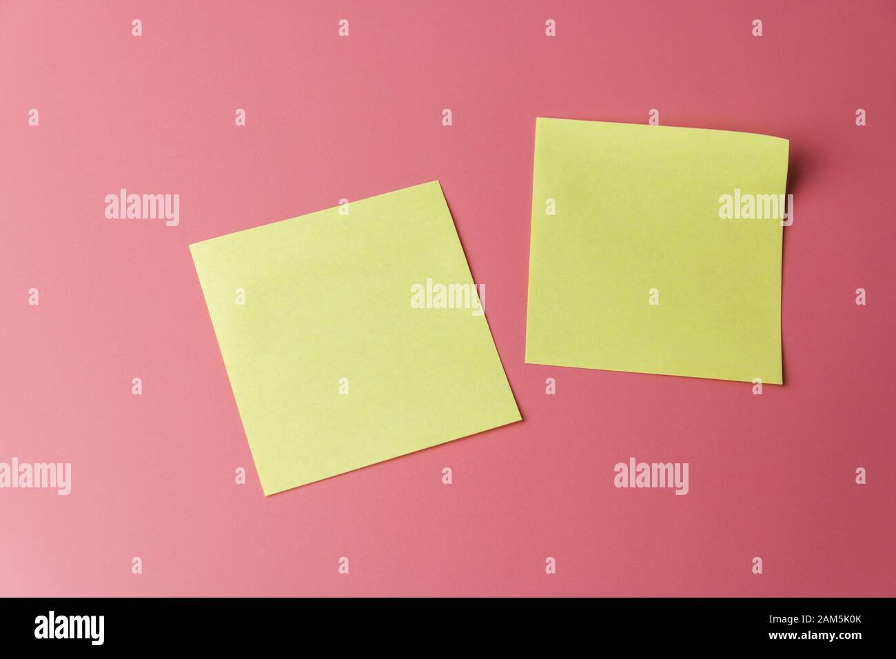 Postit notes on a notice board hi-res stock photography and images - Alamy