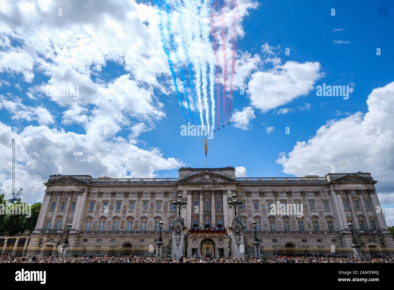 Buckingham Palace, London, UK. 8 June 2019. The Red Arrows fly over ...