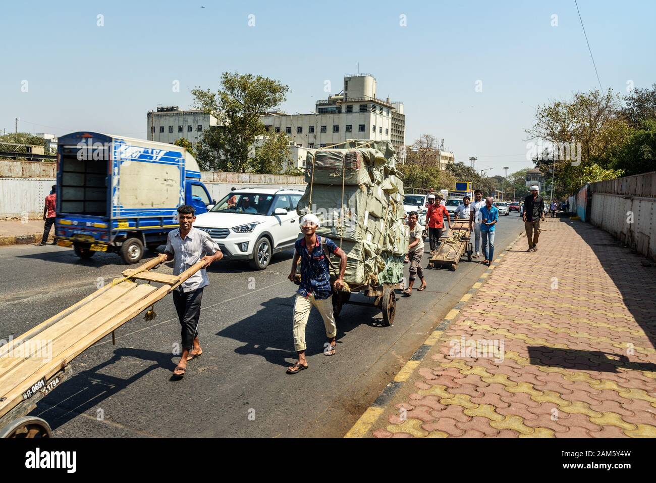 Men pushing loaded cart to market in Mumbai. India Stock Photo - Alamy