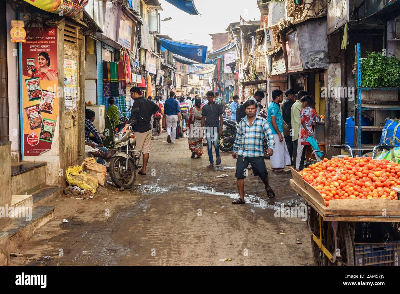 Slum street dharavi hi-res stock photography and images - Alamy