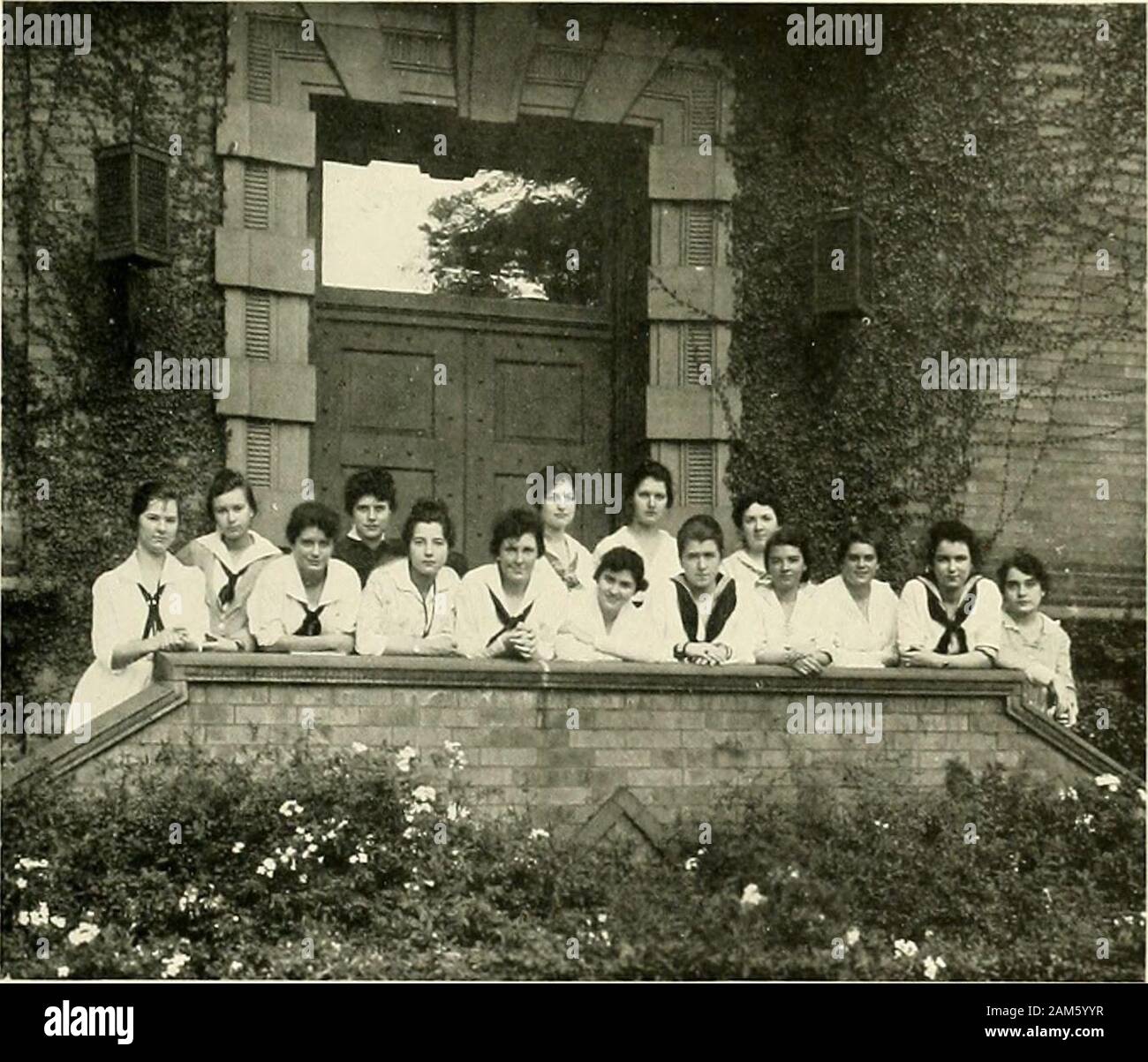 Jambalaya [yearbook] 1917 . SOPHOMORE ART CLASS(72) J [^. Freshman Art ...