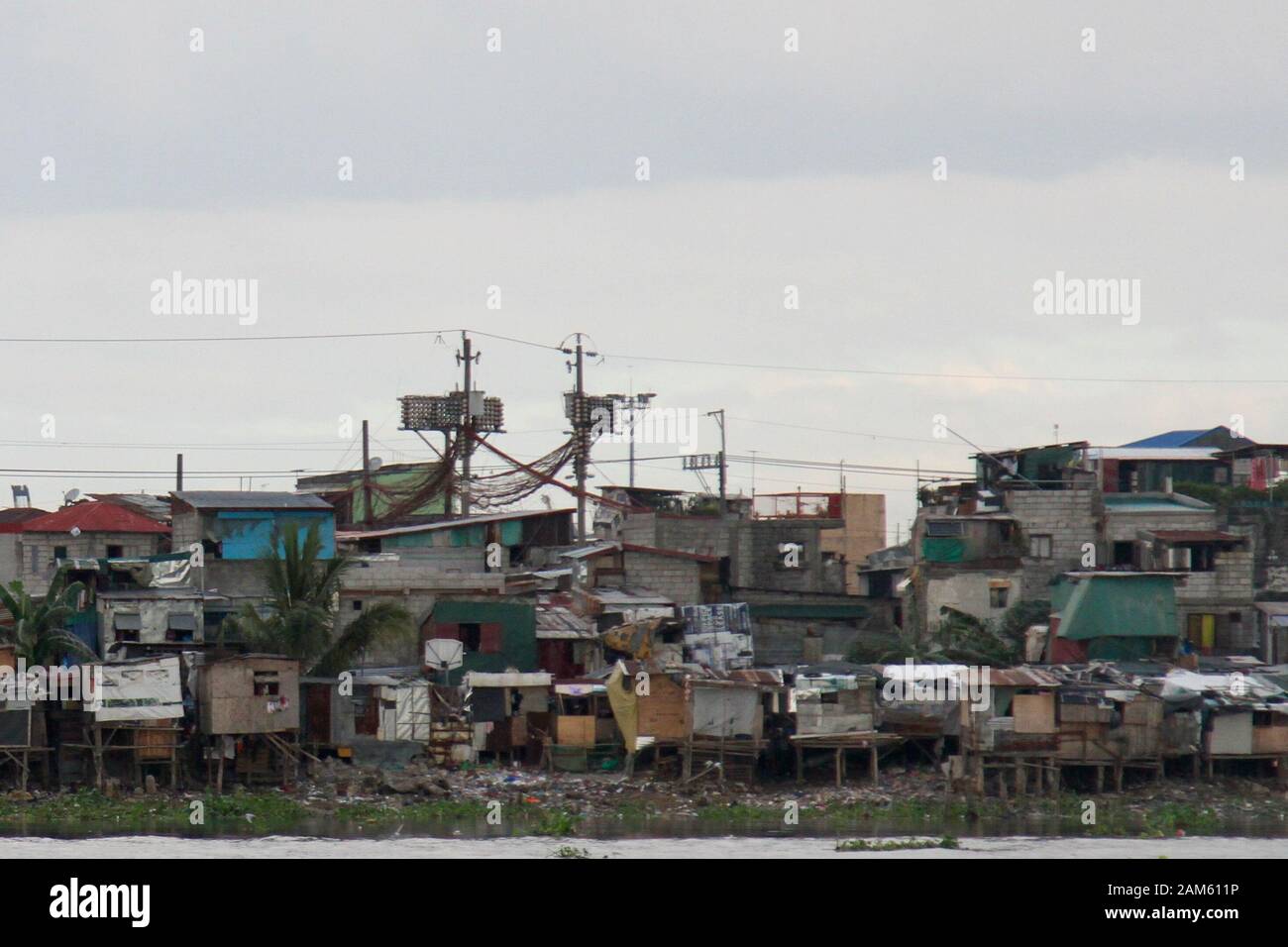 Manila slum sea hi-res stock photography and images - Alamy