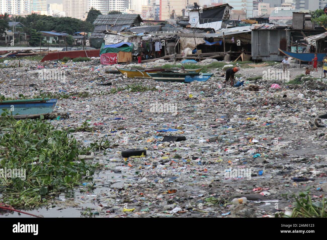 Manila slum sea hi-res stock photography and images - Alamy
