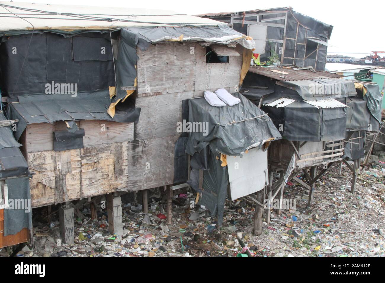 Manila slum sea hi-res stock photography and images - Alamy