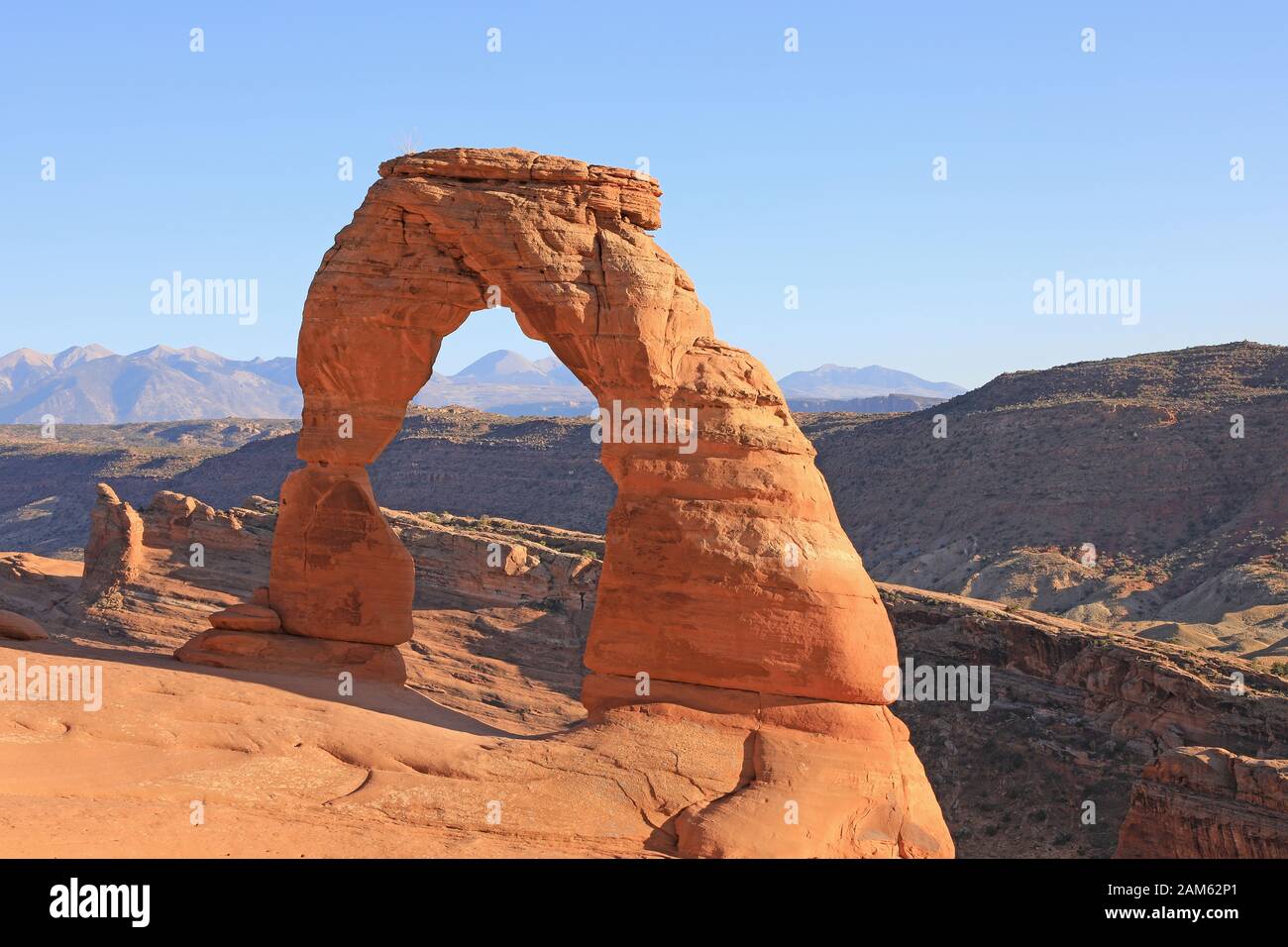 The magnificent Delicate Arch at Arches N.P. is a 1.5 mile hike up a ...