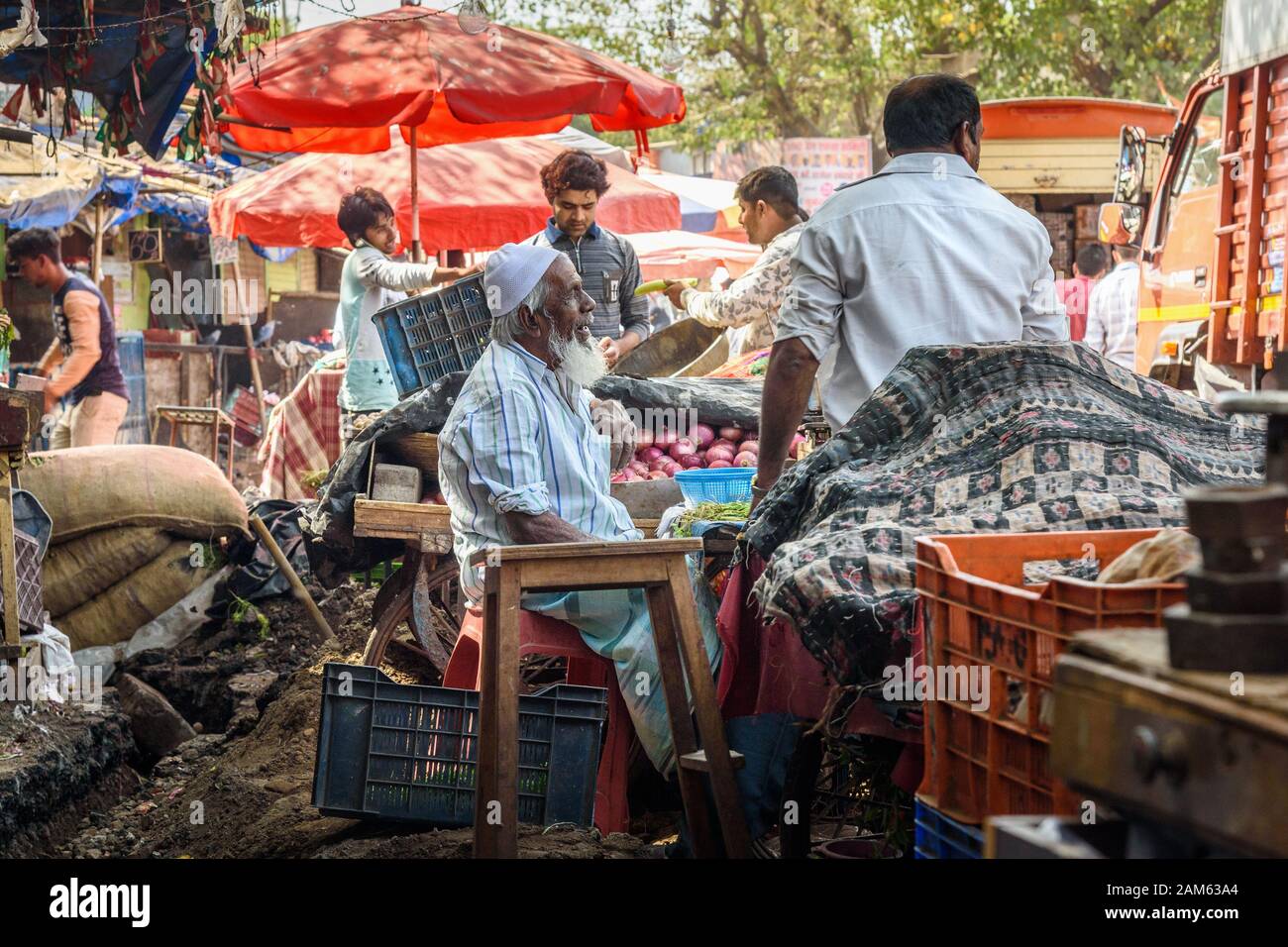 India slum food hi-res stock photography and images - Alamy
