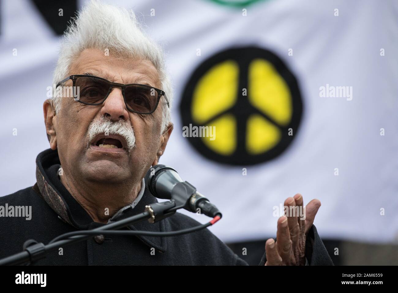 Tariq ali iraq war protest london hi-res stock photography and images ...