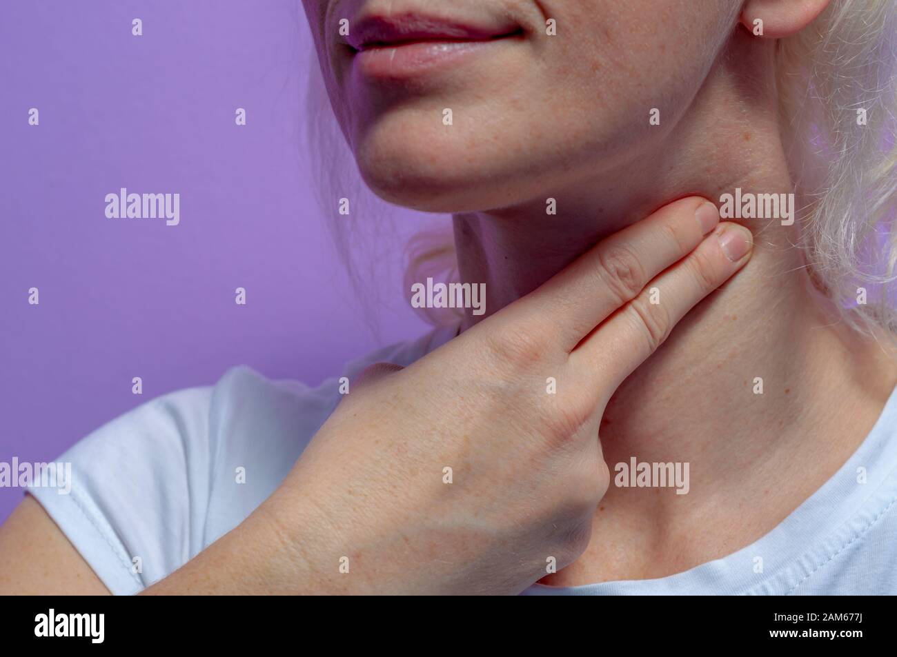 A woman measures the pulse on her neck Stock Photo - Alamy