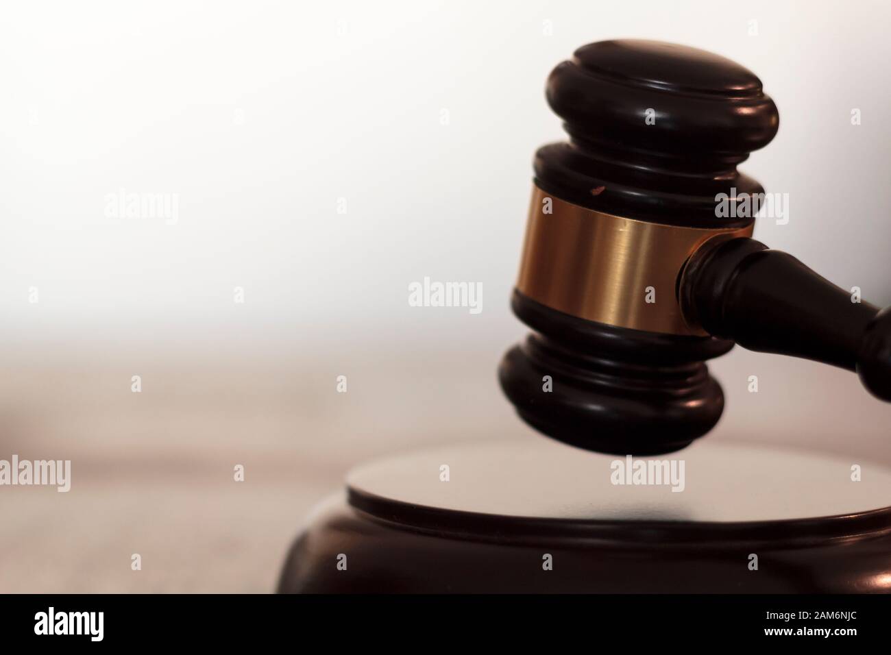 Gavel hitting hi-res stock photography and images - Alamy
