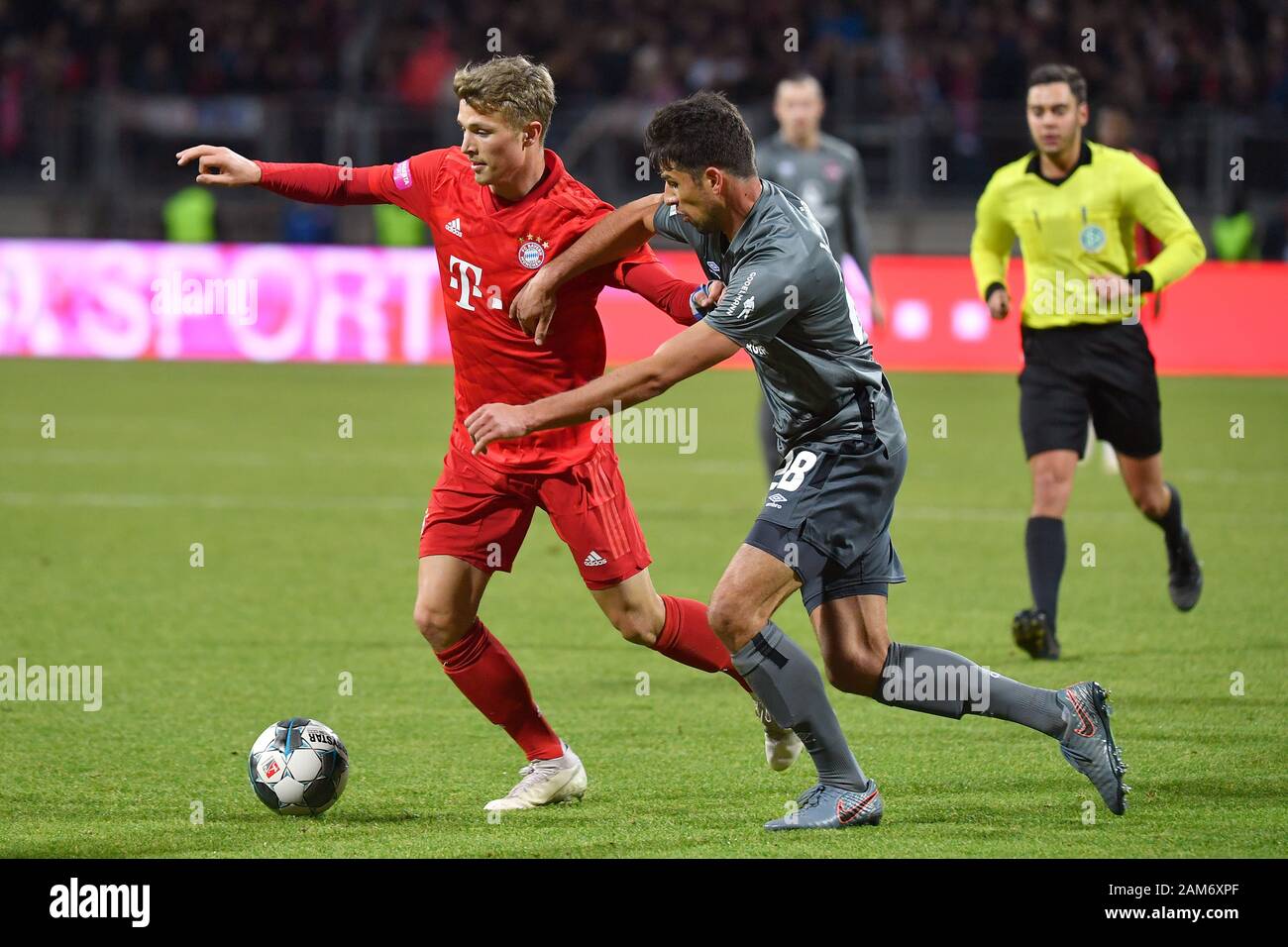 Jann Fiete ARP (FC Bayern Munich), action, duels versus Lukas MUEHL (1 ...