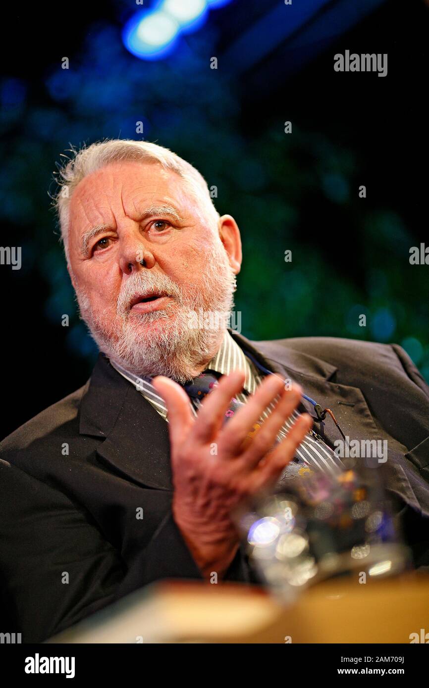 Terry waite on stage hi-res stock photography and images - Alamy