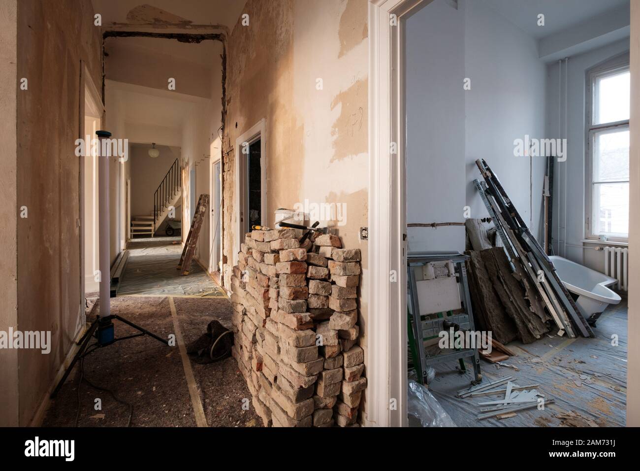 old flat during home renovation, apartment construction site Stock ...