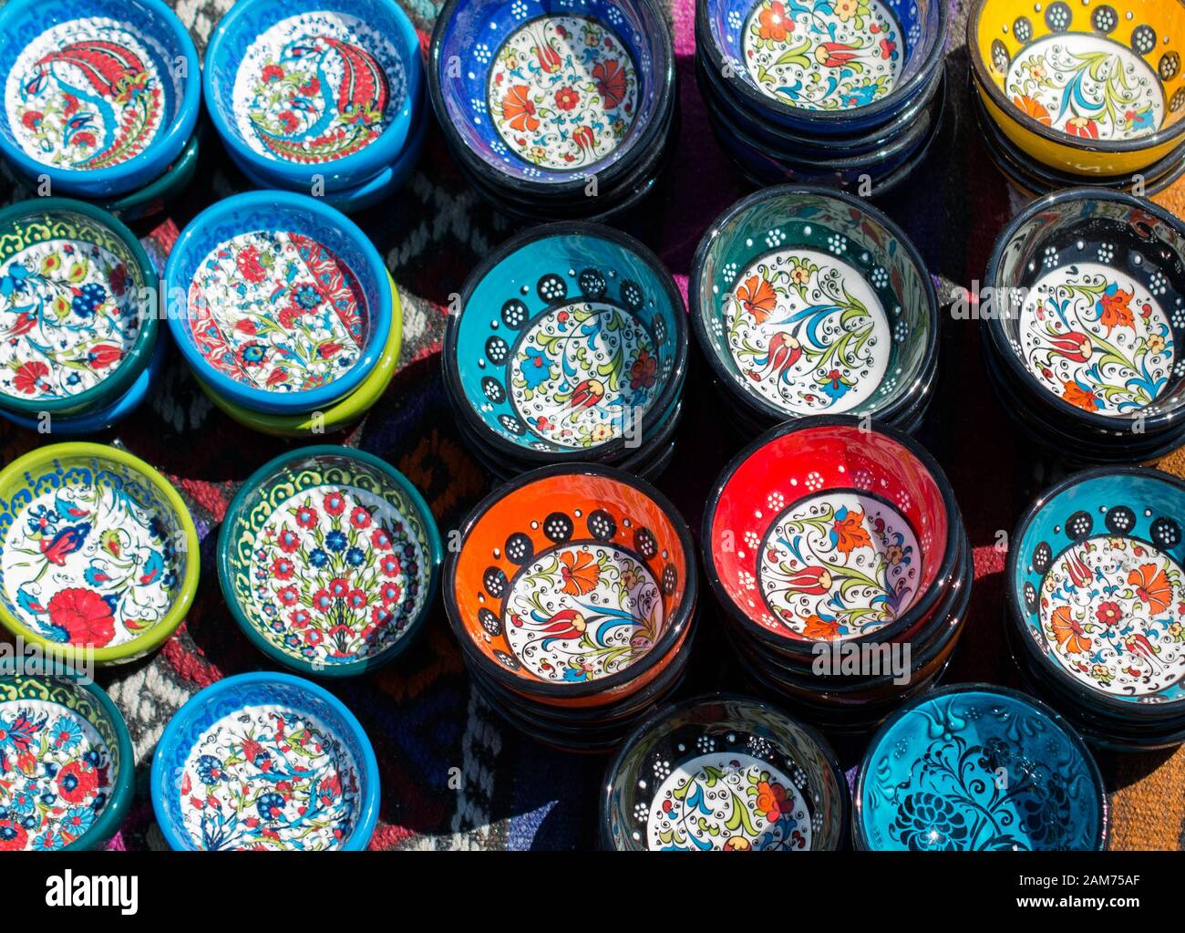 Traditional Turkish ceramic plates in bazaar Stock Photo - Alamy
