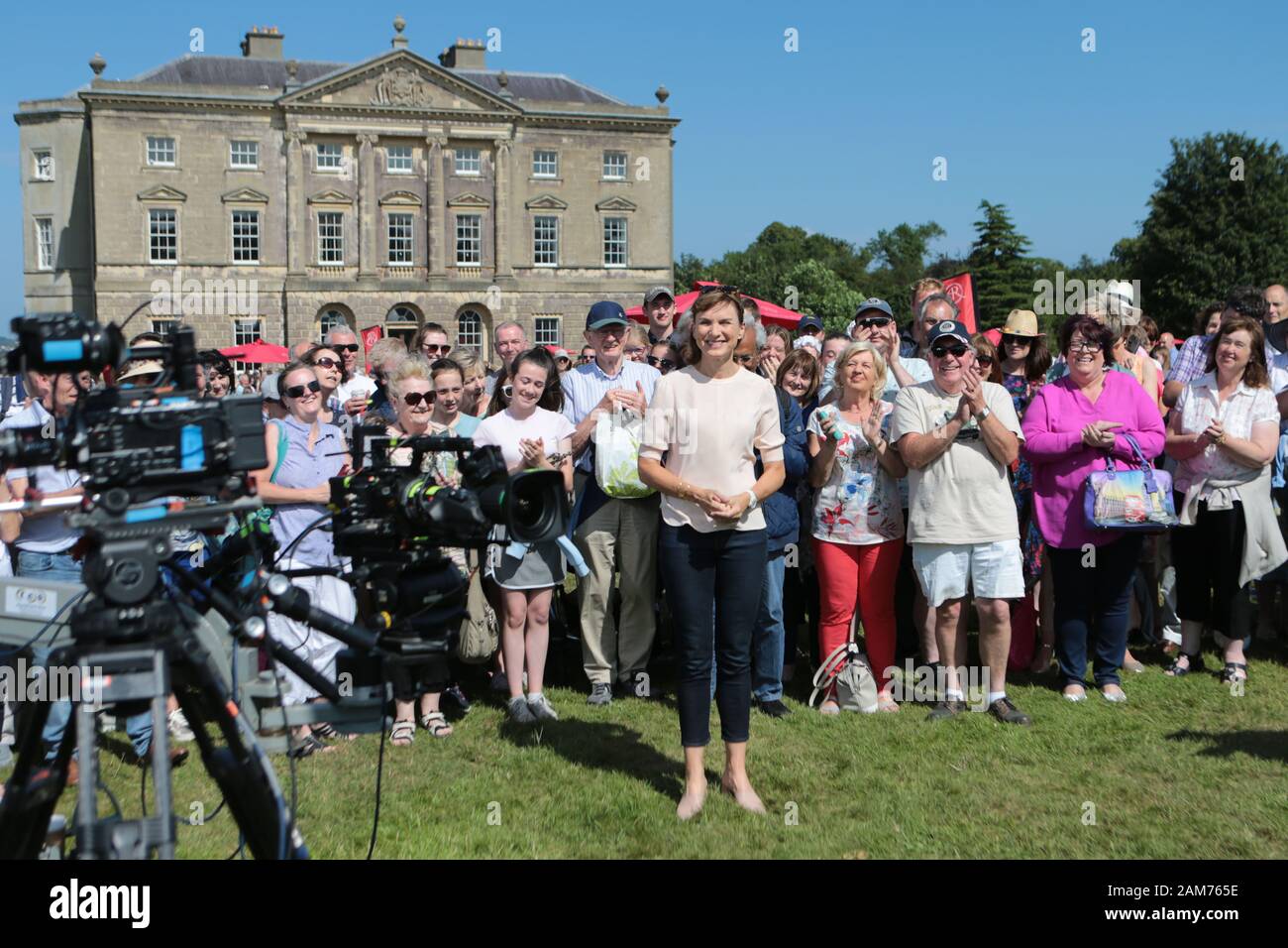 Fiona bruce antiques roadshow hi-res stock photography and images - Alamy