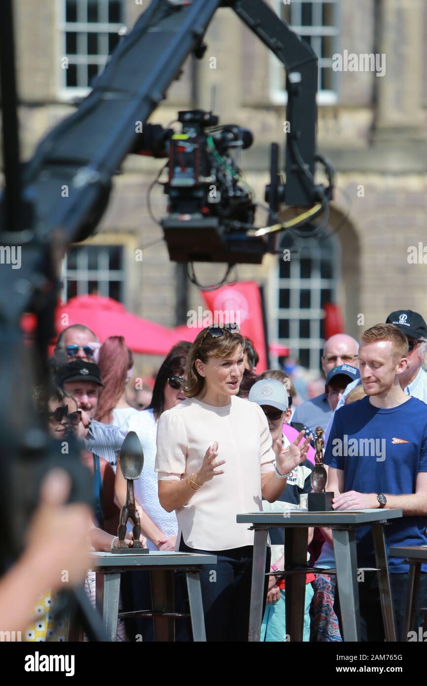 Fiona bruce antiques roadshow hi-res stock photography and images - Alamy