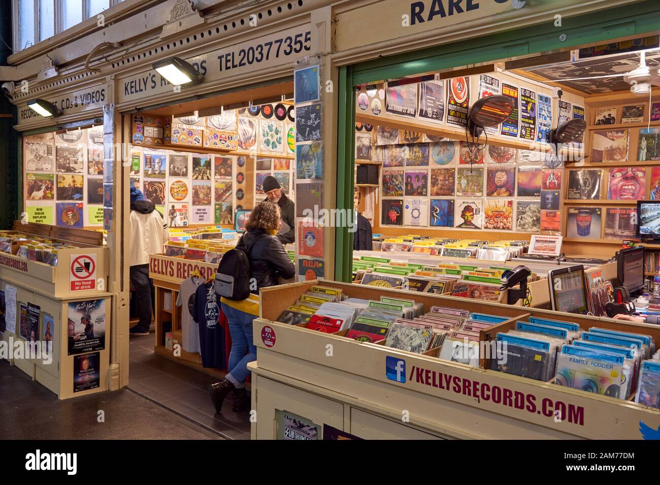 Shopping for record albums hi-res stock photography and images - Alamy