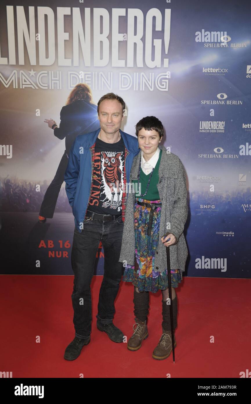 Mark Waschke und Tochter Rosa César Waschke bei der Premiere des ...