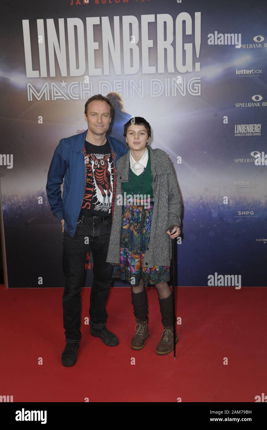 Mark Waschke und Tochter Rosa César Waschke bei der Premiere des ...