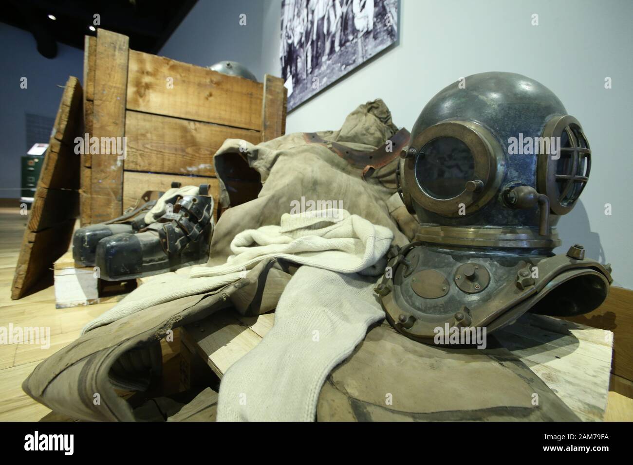 Standard diving dress hi-res stock photography and images - Alamy