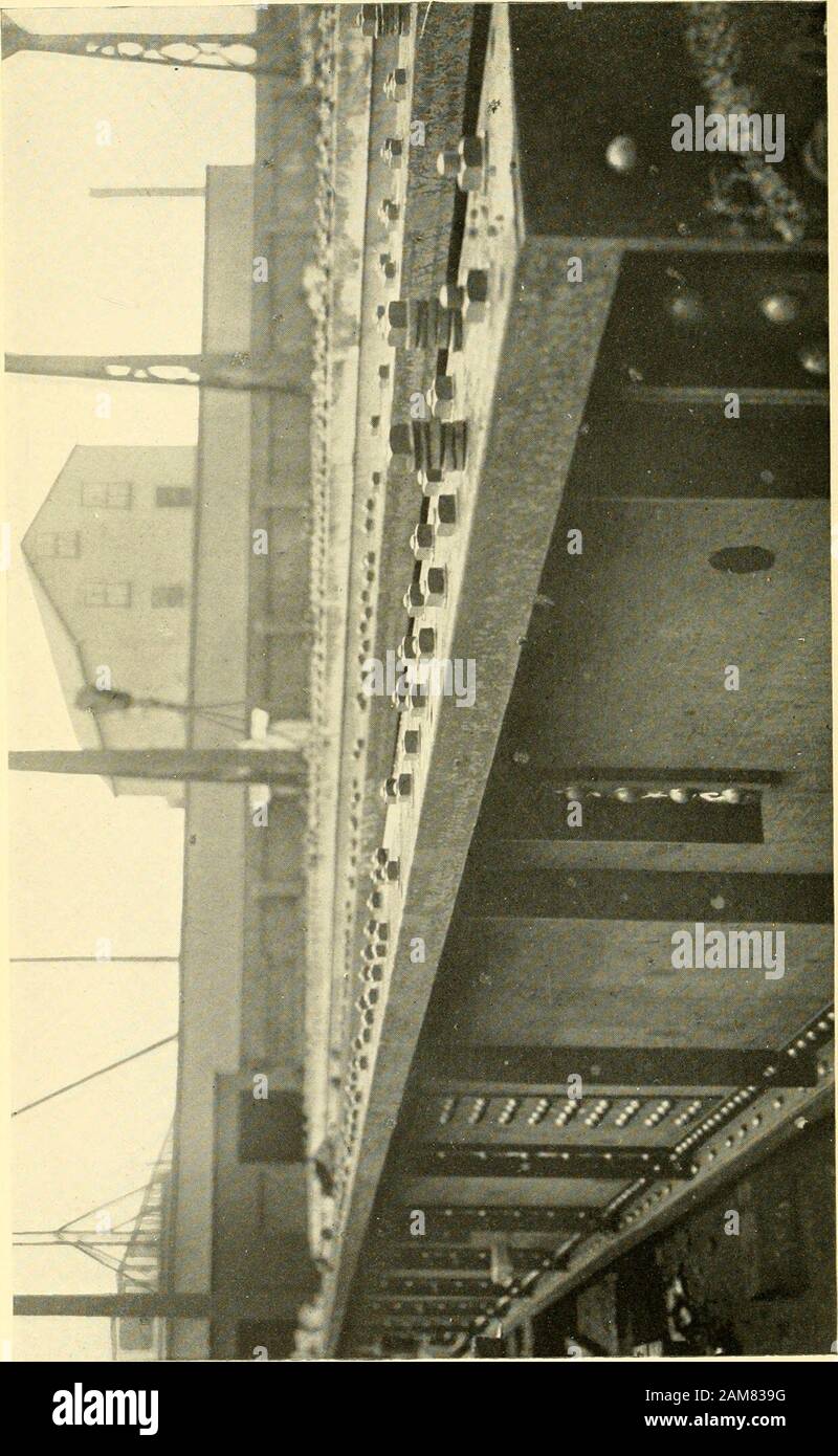 Railway bridge headroom hi-res stock photography and images - Alamy