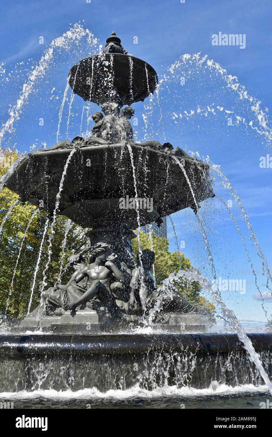 Fontaine de Tourny // Tourny Fountain in front of the Parliament of ...