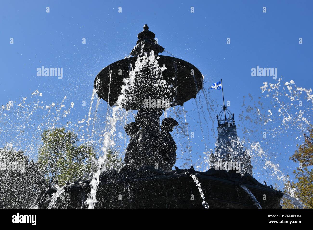 Fontaine de Tourny // Tourny Fountain in front of the Parliament of ...