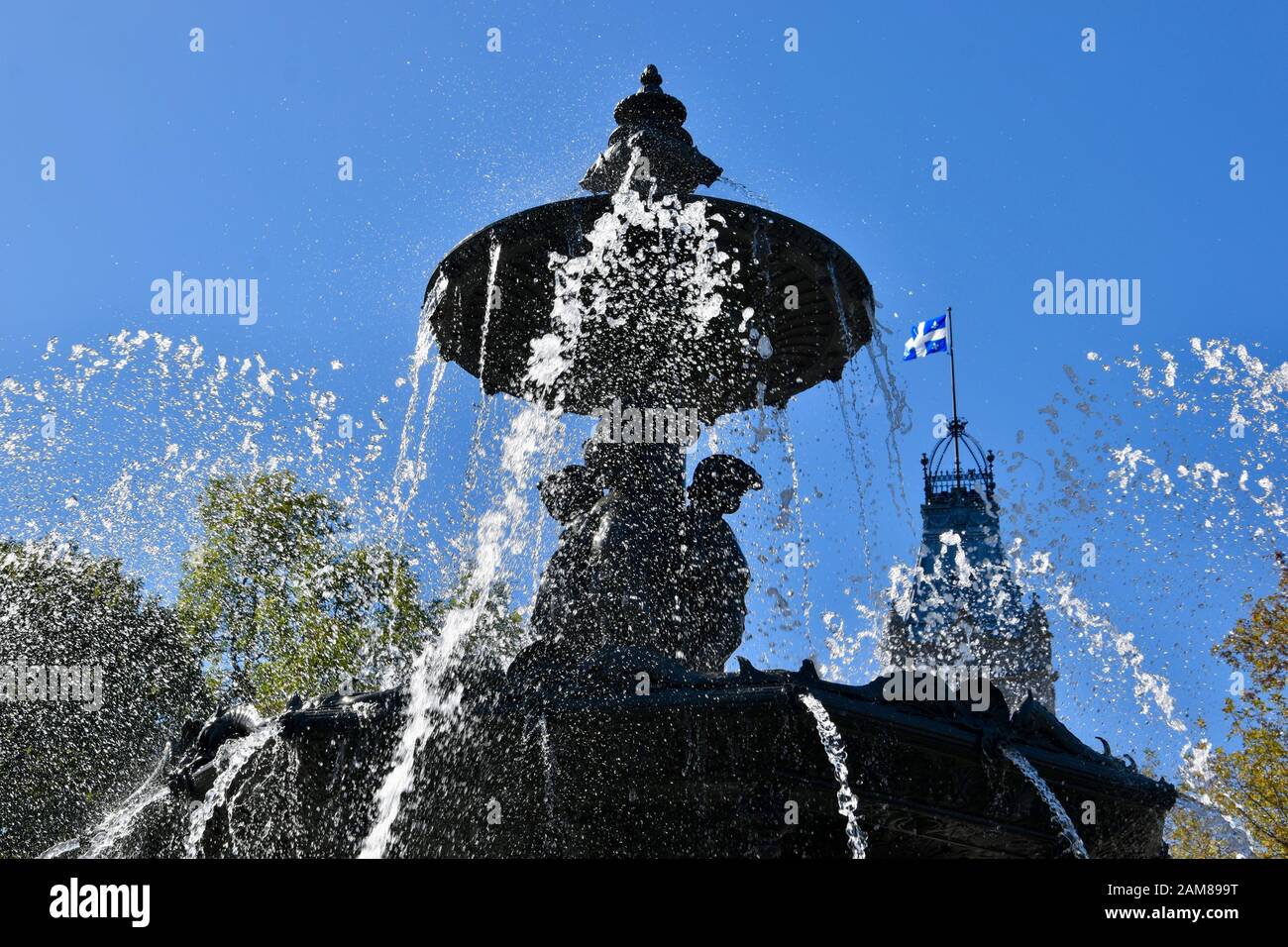 Fontaine de Tourny // Tourny Fountain in front of the Parliament of ...