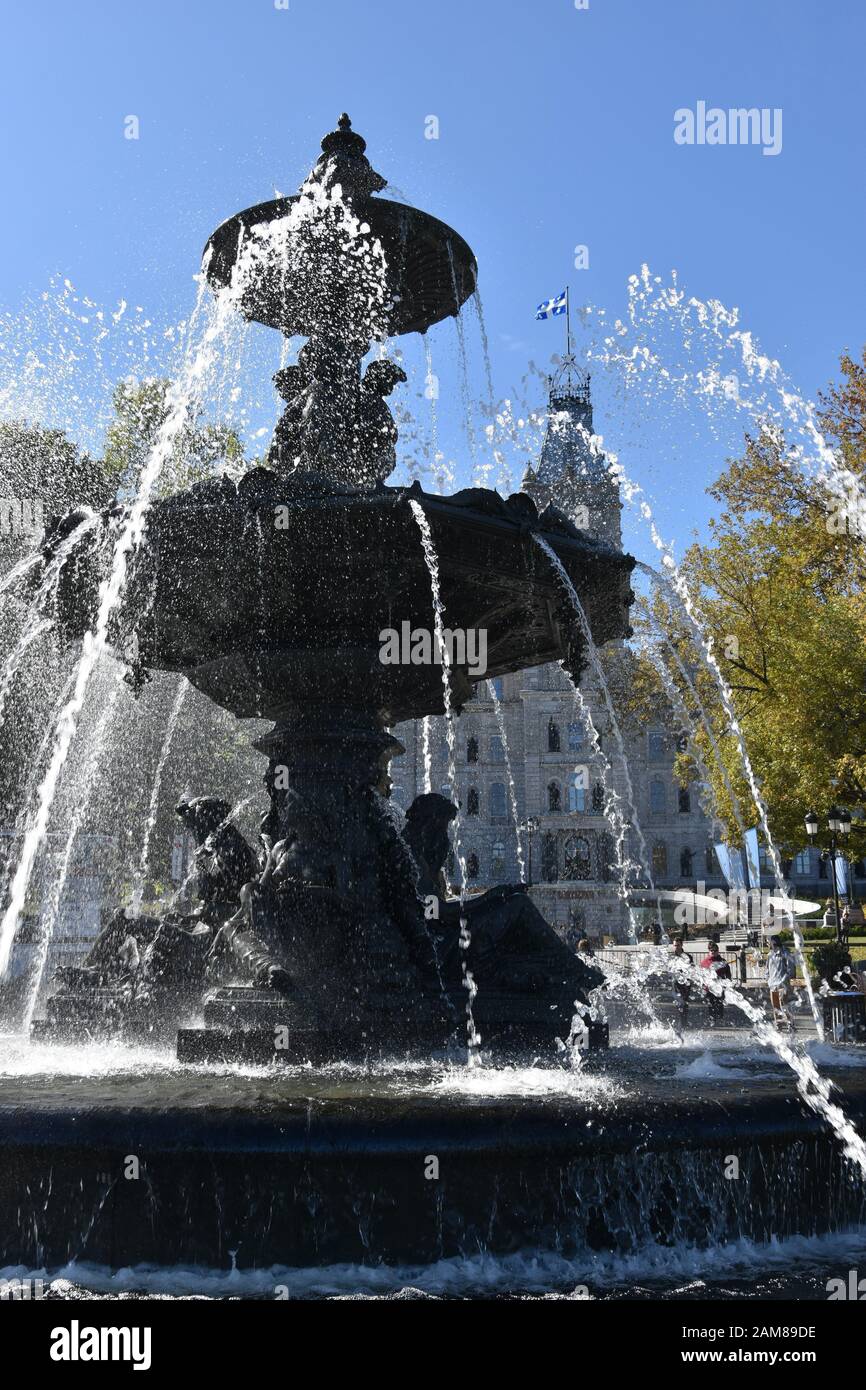 Fontaine de Tourny // Tourny Fountain in front of the Parliament of ...