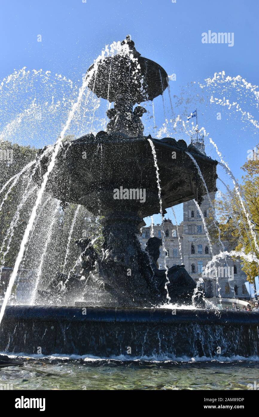 Fontaine de Tourny // Tourny Fountain in front of the Parliament of ...