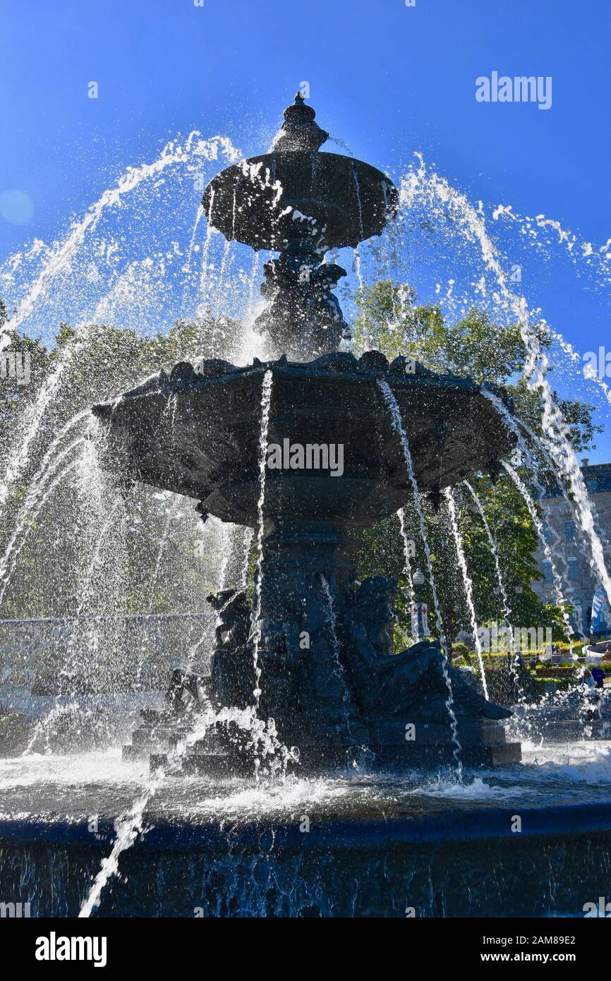 Fontaine de Tourny // Tourny Fountain in front of the Parliament of ...