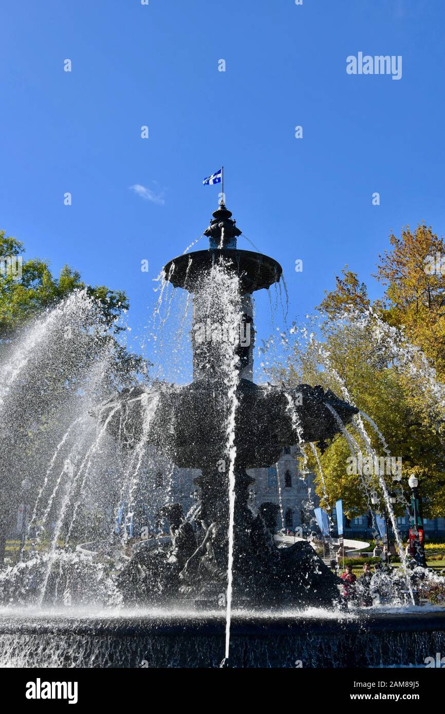 Fontaine de Tourny // Tourny Fountain in front of the Parliament of ...