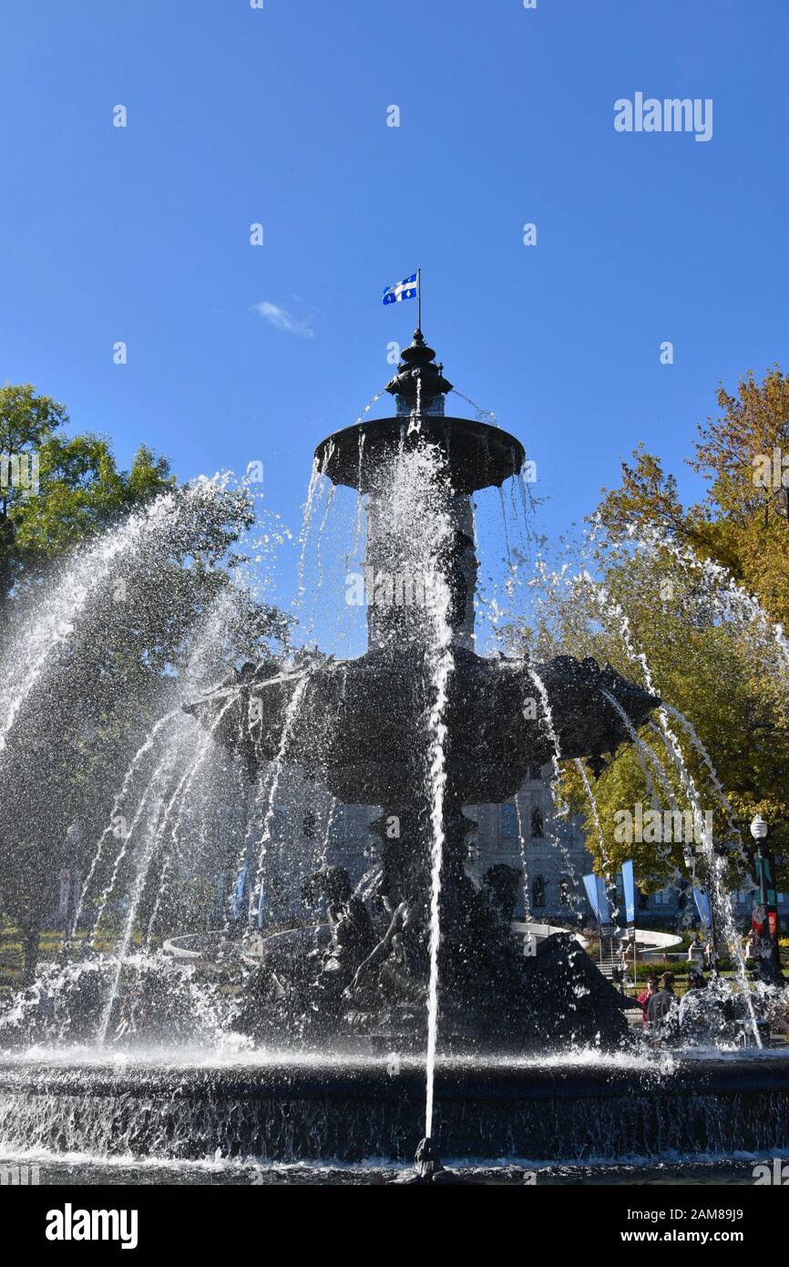 Fontaine de Tourny // Tourny Fountain in front of the Parliament of ...