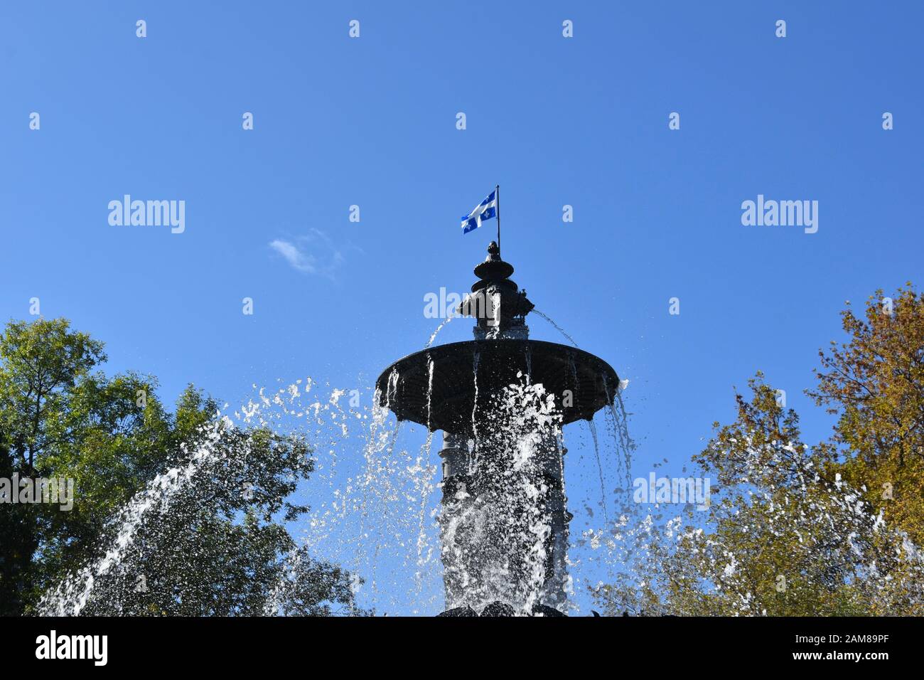 Fontaine de Tourny // Tourny Fountain in front of the Parliament of ...